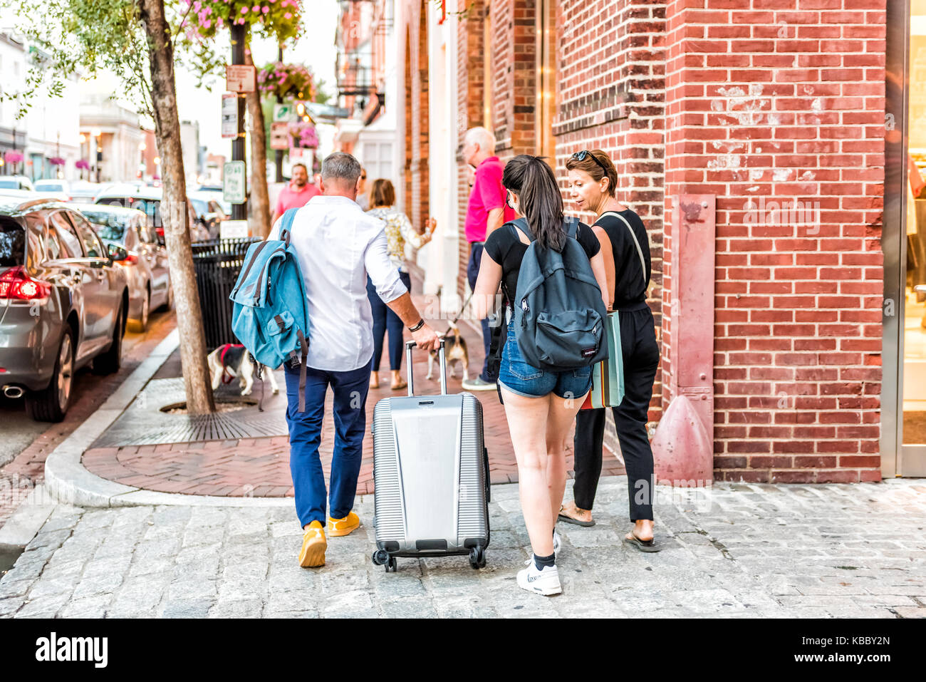 Family with luggage hi-res stock photography and images - Alamy
