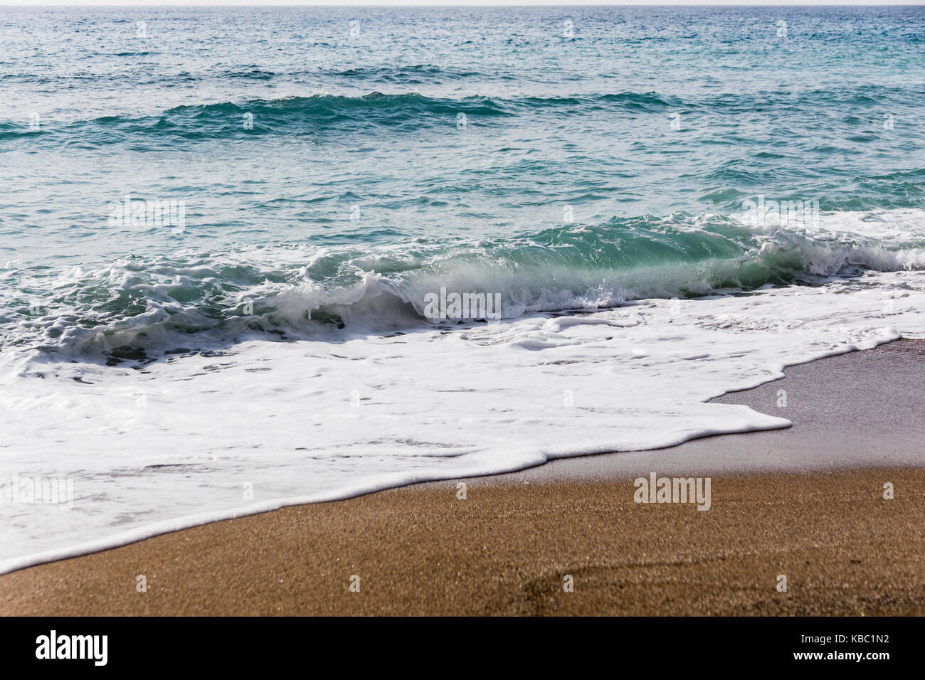 Waves washing the shore hi-res stock photography and images - Alamy