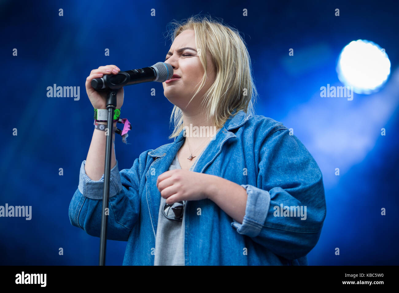 Lapsley singer hi-res stock photography and images - Alamy