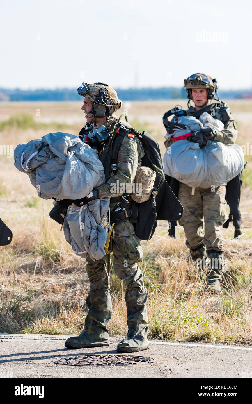 Paratrooper Brigade High Resolution Stock Photography and Images - Alamy