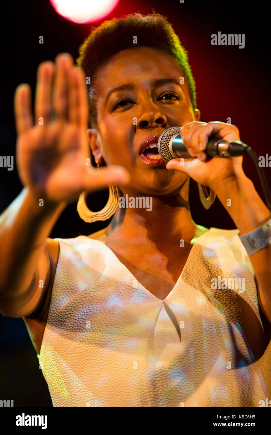 Concert mistress hi-res stock photography and images - Alamy