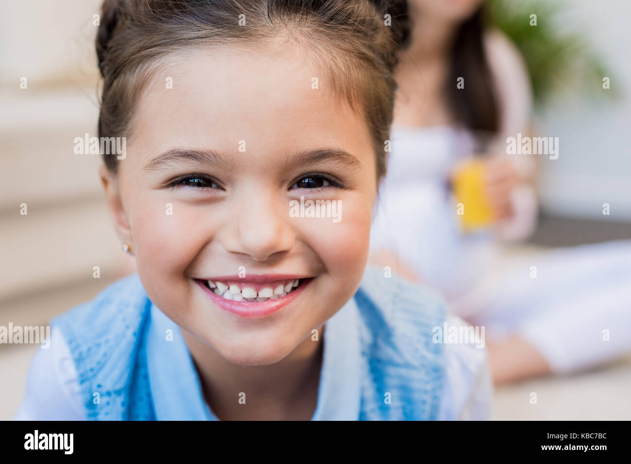 little girl smiling Stock Photo - Alamy