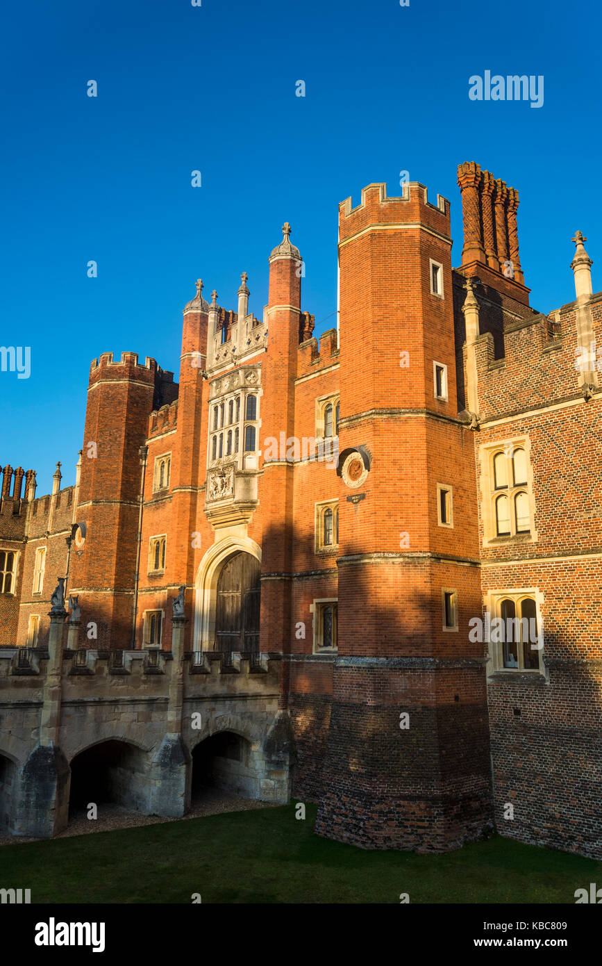 Great gatehouse hampton court palace hi-res stock photography and ...