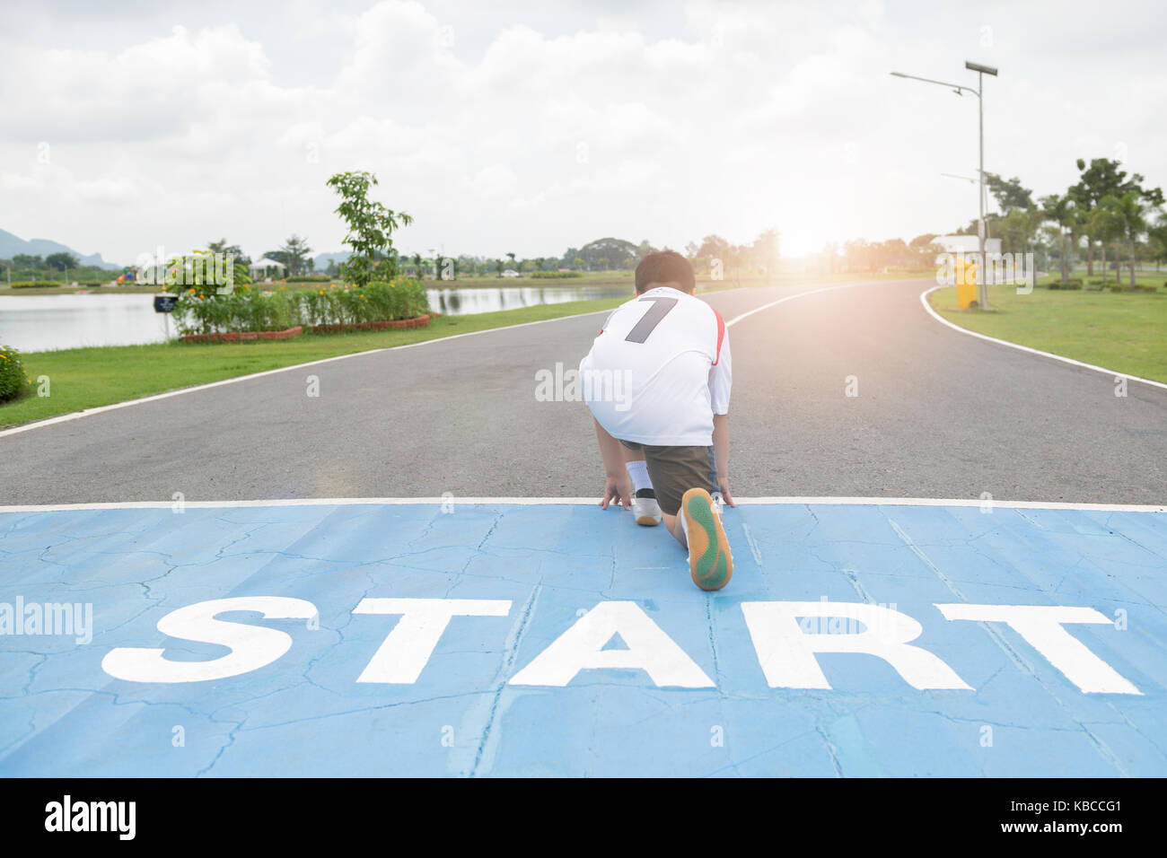 Young child in run start position hi-res stock photography and images ...