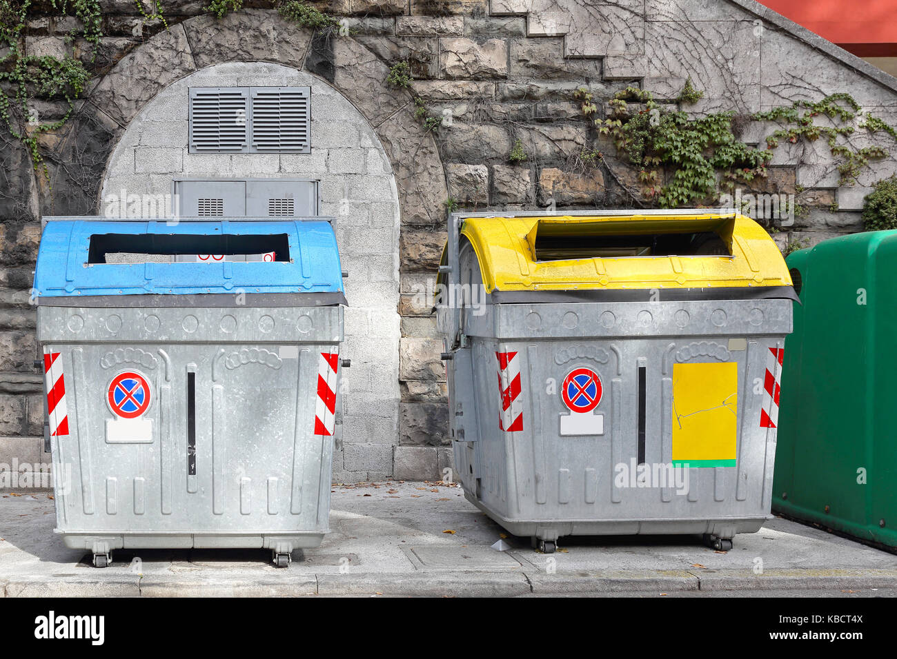 Separate recycling bins hi-res stock photography and images - Alamy