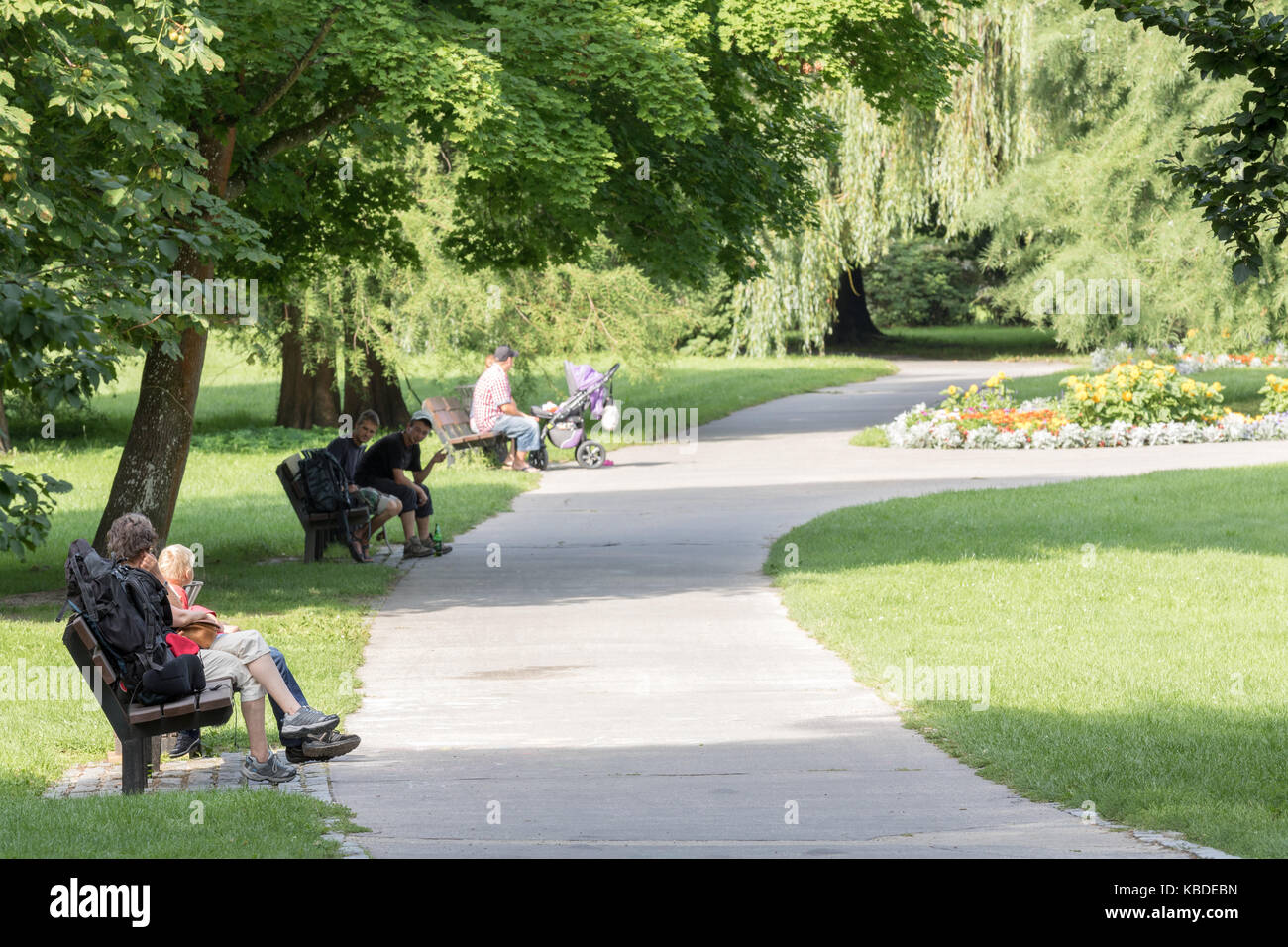 People sitting on park benches hi-res stock photography and images - Alamy