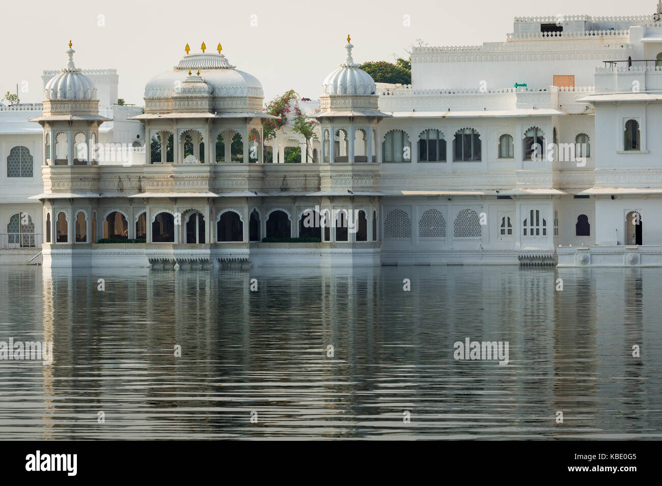 Taj Lake Palace on lake Pichola in Udaipur, Rajasthan, India Stock ...