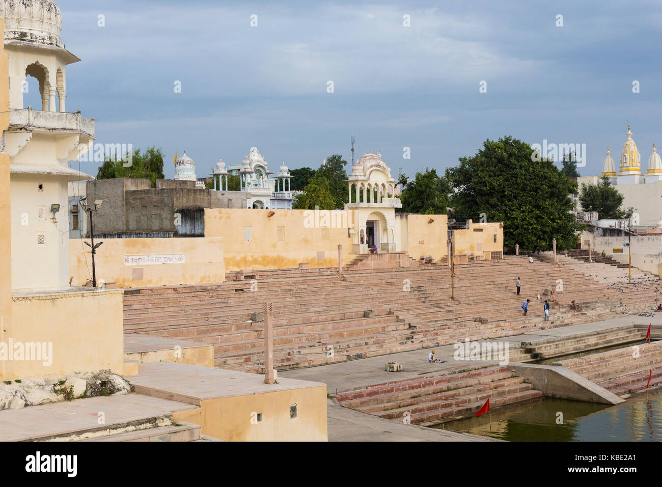 PUSHKAR, INDIA - SEPTEMBER 17, 2017: Hindu devotees pilgrims bathing in ...