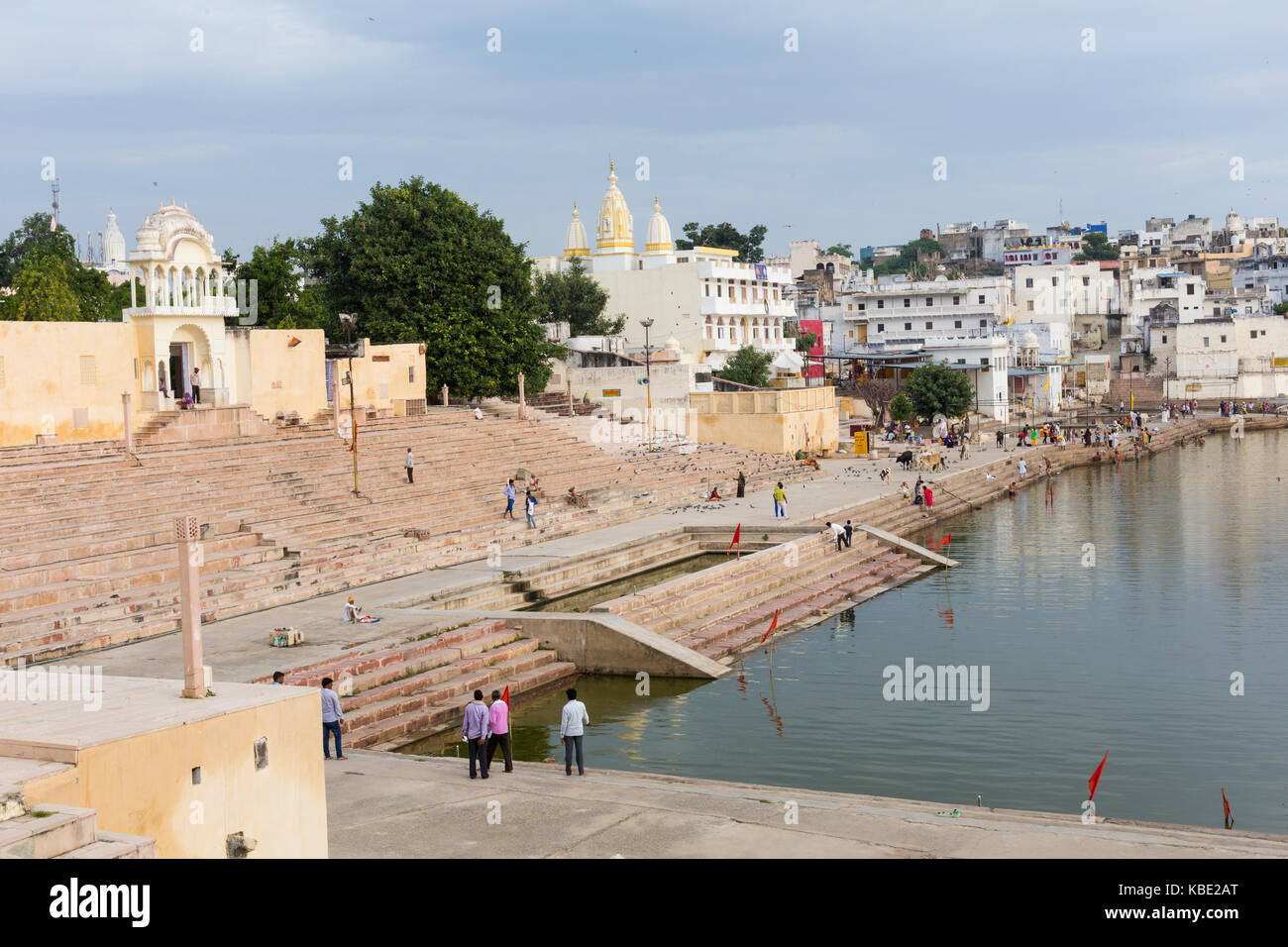 PUSHKAR, INDIA - SEPTEMBER 17, 2017: Hindu devotees pilgrims bathing in ...