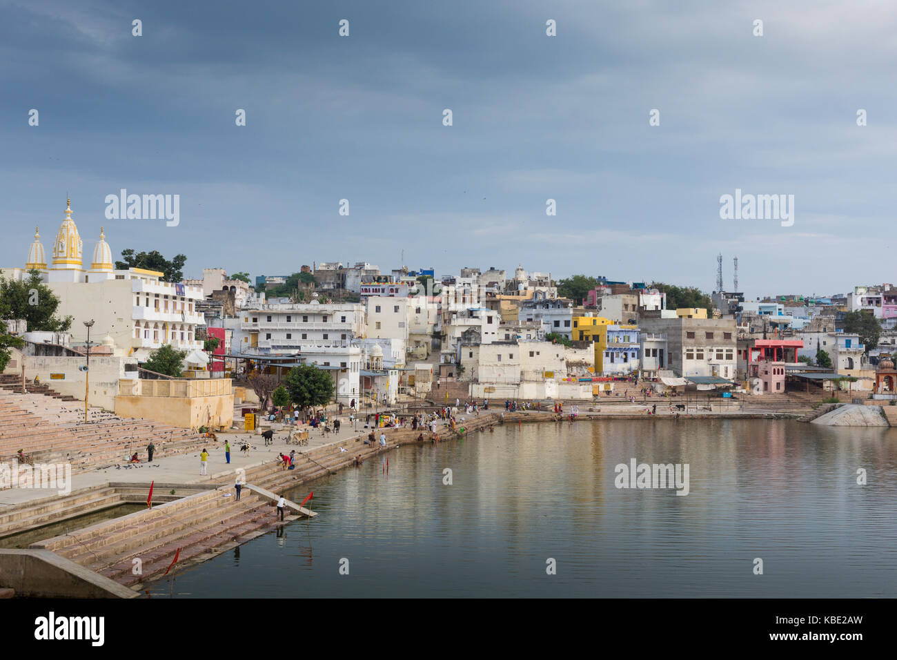 PUSHKAR, INDIA - SEPTEMBER 17, 2017: Hindu devotees pilgrims bathing in ...