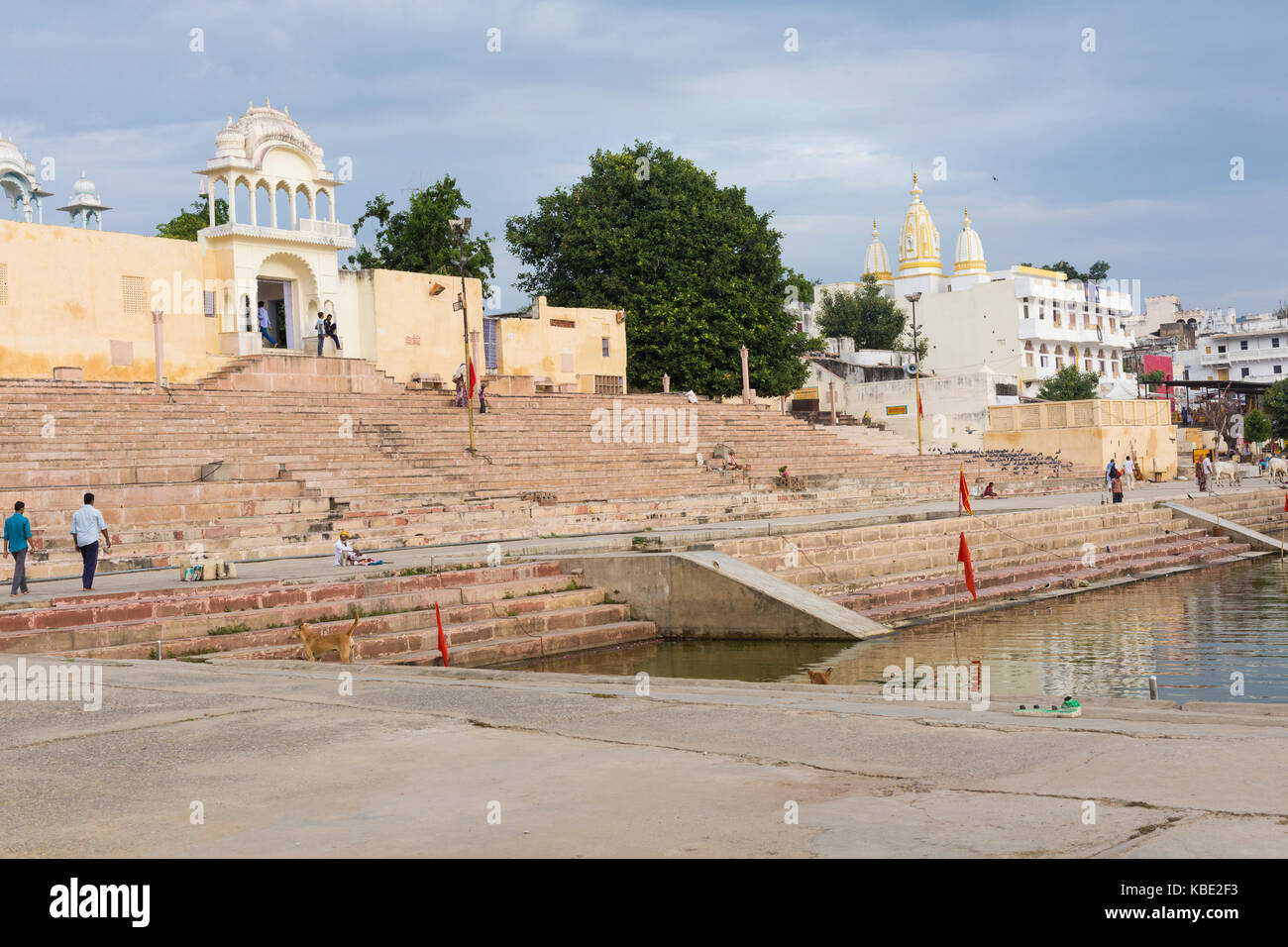 PUSHKAR, INDIA - SEPTEMBER 17, 2017: Hindu devotees pilgrims bathing in ...