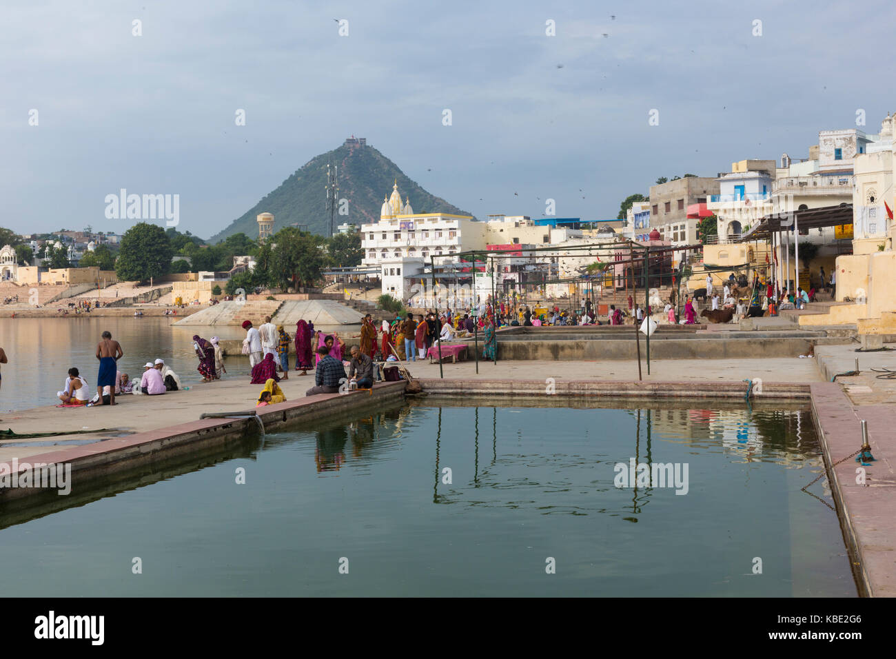 PUSHKAR, INDIA - SEPTEMBER 17, 2017: Hindu devotees pilgrims bathing in ...