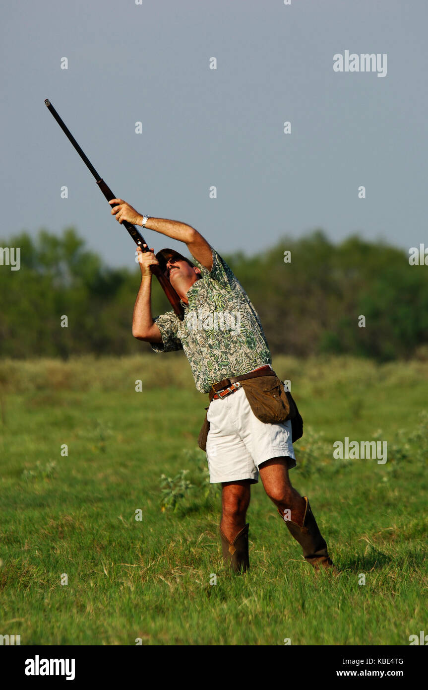 Dove shooting hi-res stock photography and images - Alamy