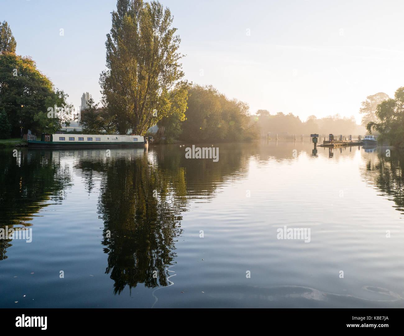 River Thames at Dawn, View from Reading Bridge towards Caversham Lock ...