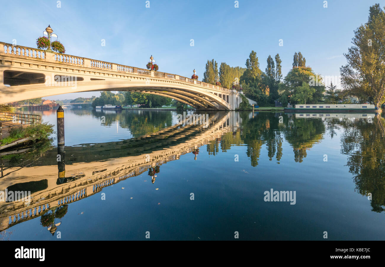 Dawn, Reading Bridge, River Thames, Reading, Berkshire, England, UK, GB ...