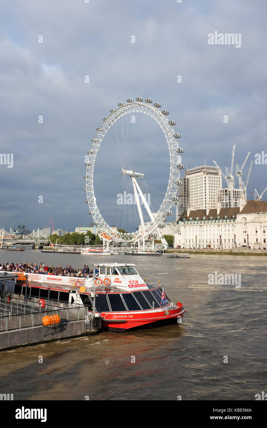 Boat cruises thames river near hi-res stock photography and images - Alamy