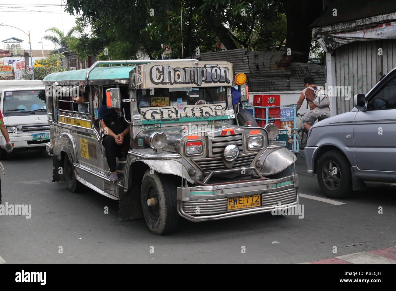 Jeepney traffic manila philippines hi-res stock photography and images ...