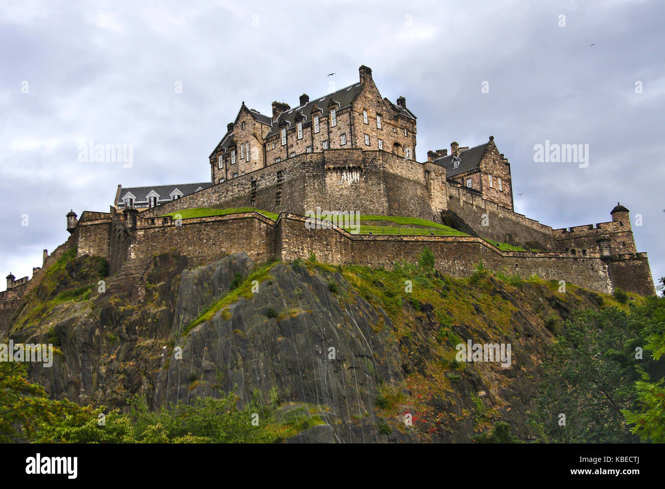 Beautiful landscape edinburgh castle hi-res stock photography and ...