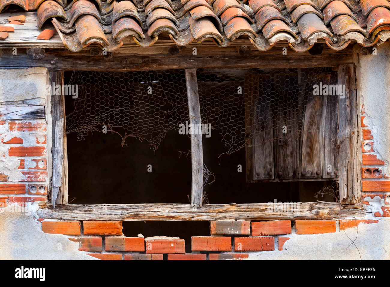 Ruined window of an abandoned house Stock Photo - Alamy