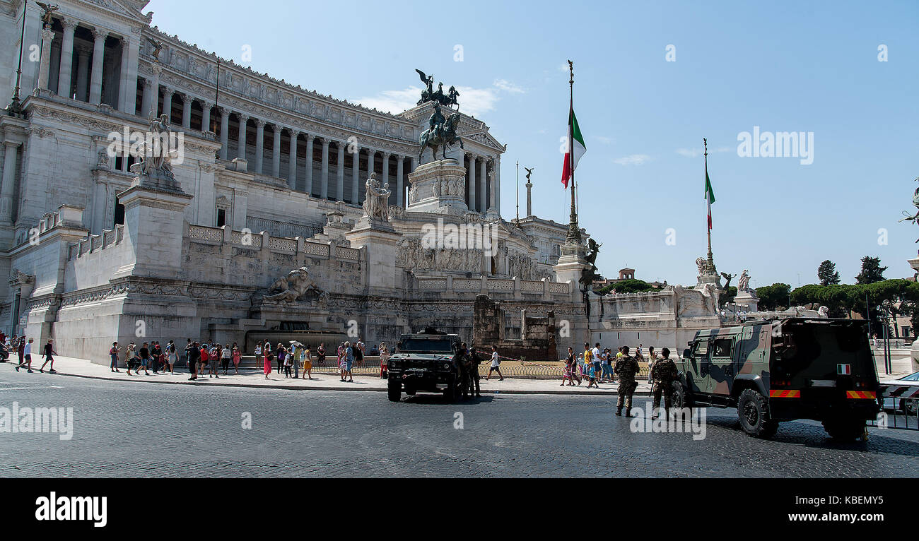 Armoured vehicles of the Italian army block the entrance of Piazza ...