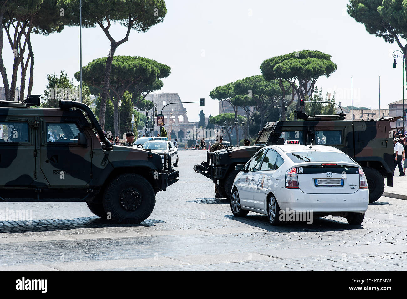 Armoured vehicles of the Italian army block the entrance of Piazza ...