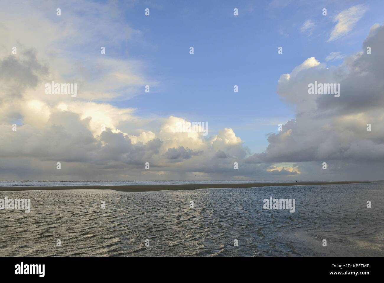 Wavy water on Borkum's beach with the surf of the North Sea under a ...