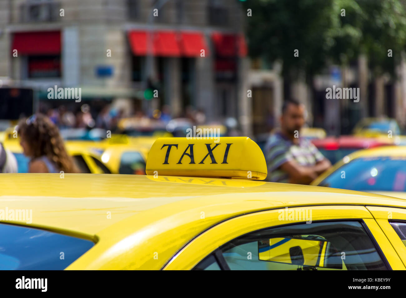 Yellow taxi sign on cab vehicle roof Stock Photo - Alamy
