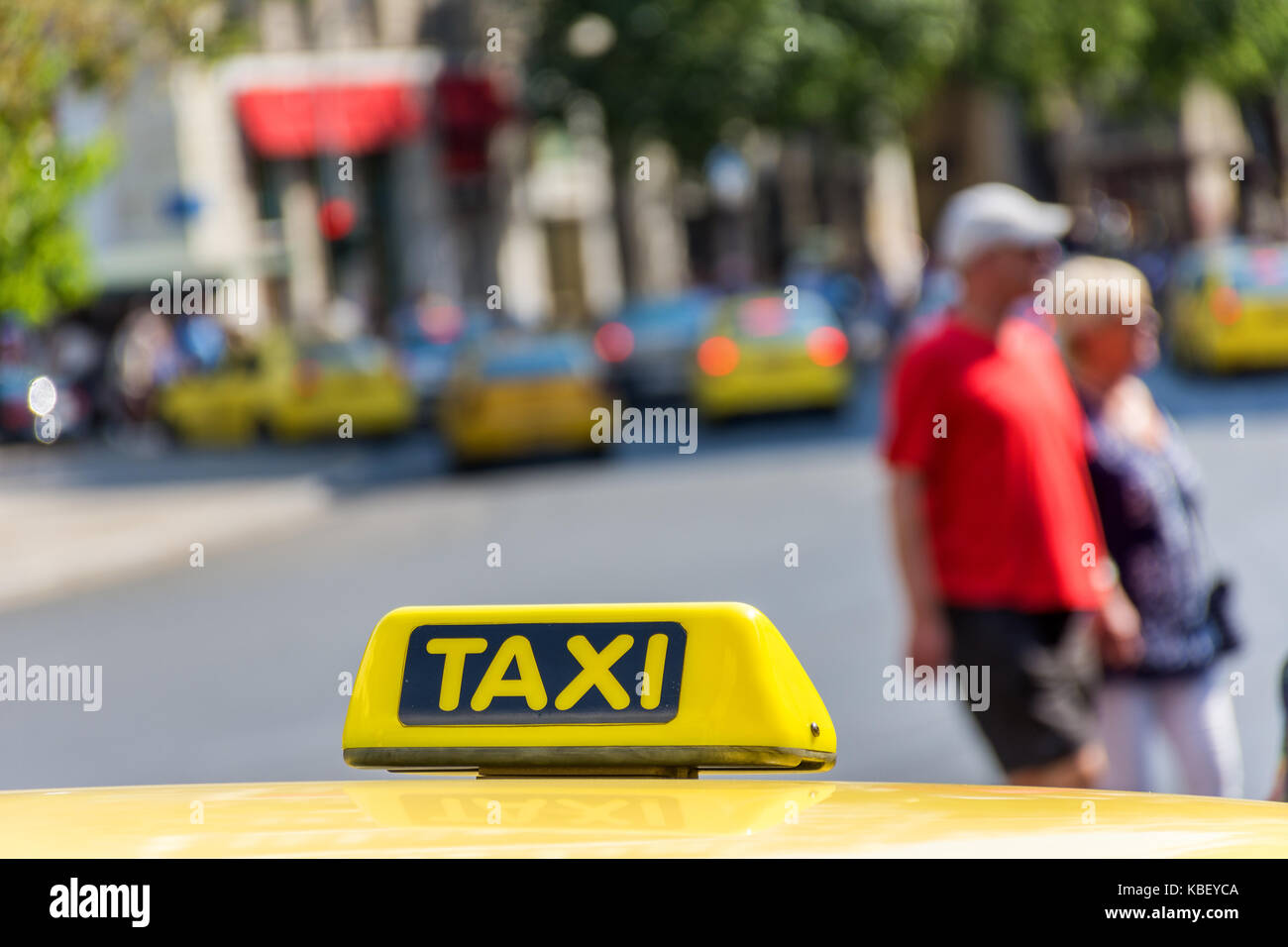Yellow taxi sign on cab vehicle roof Stock Photo - Alamy