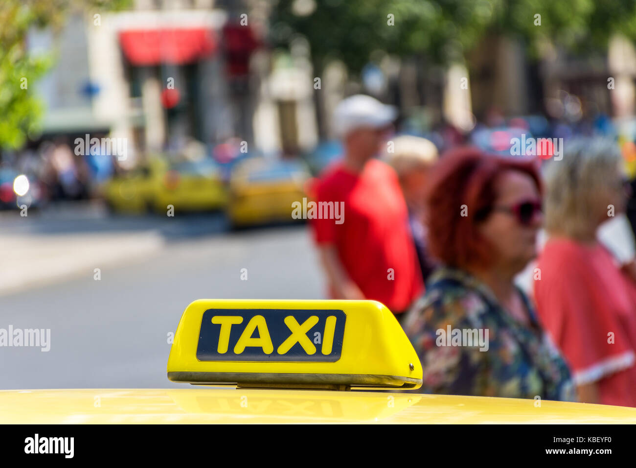 Yellow taxi sign on cab vehicle roof Stock Photo - Alamy