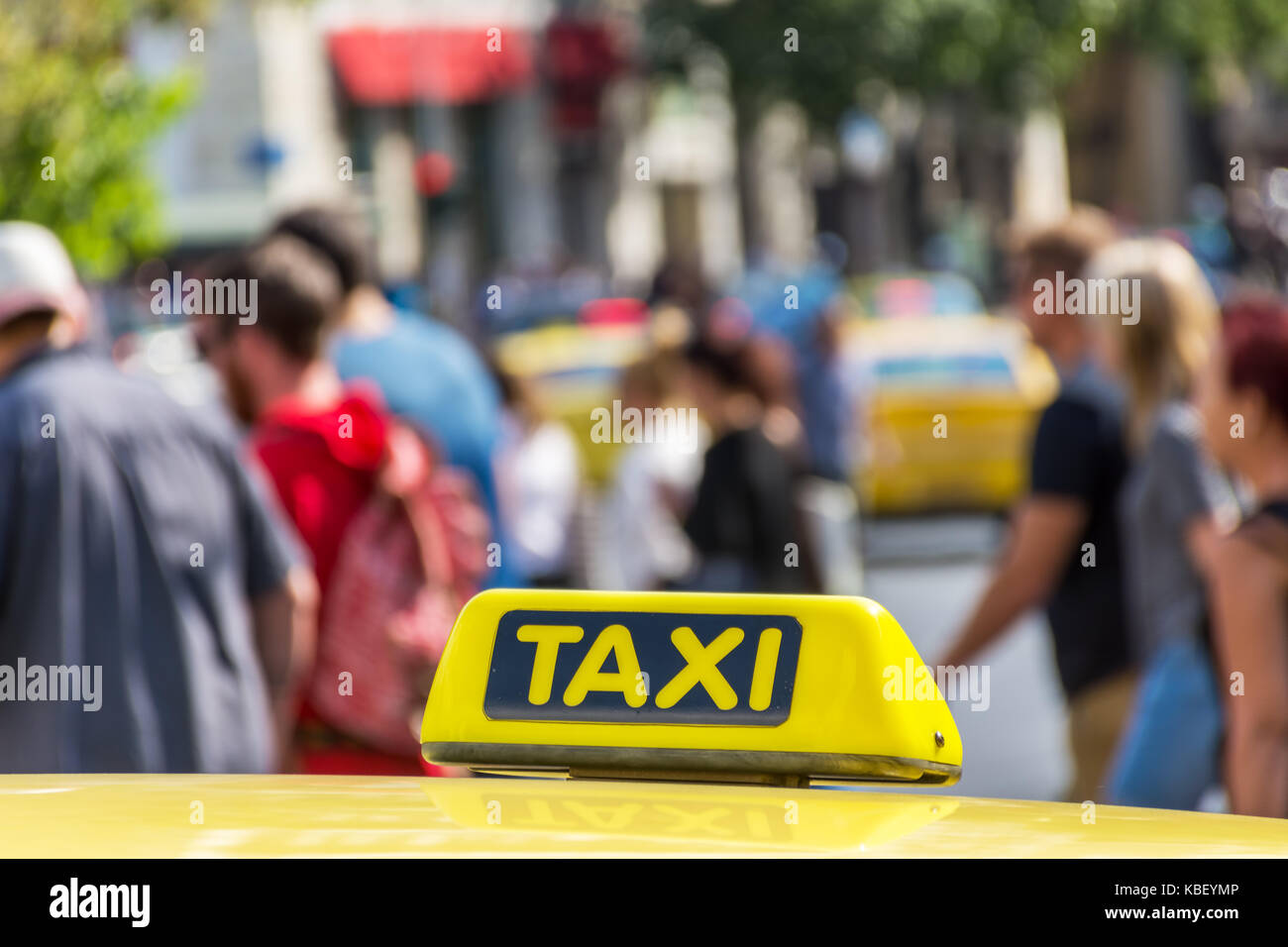 Yellow taxi sign on cab vehicle roof Stock Photo - Alamy