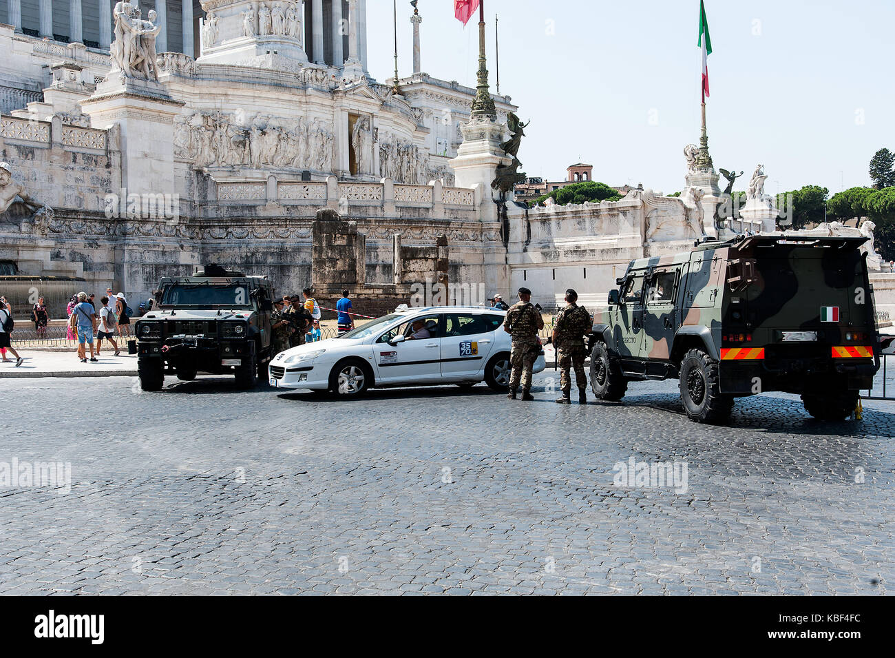 Armoured vehicles of the Italian army block the entrance of Piazza ...