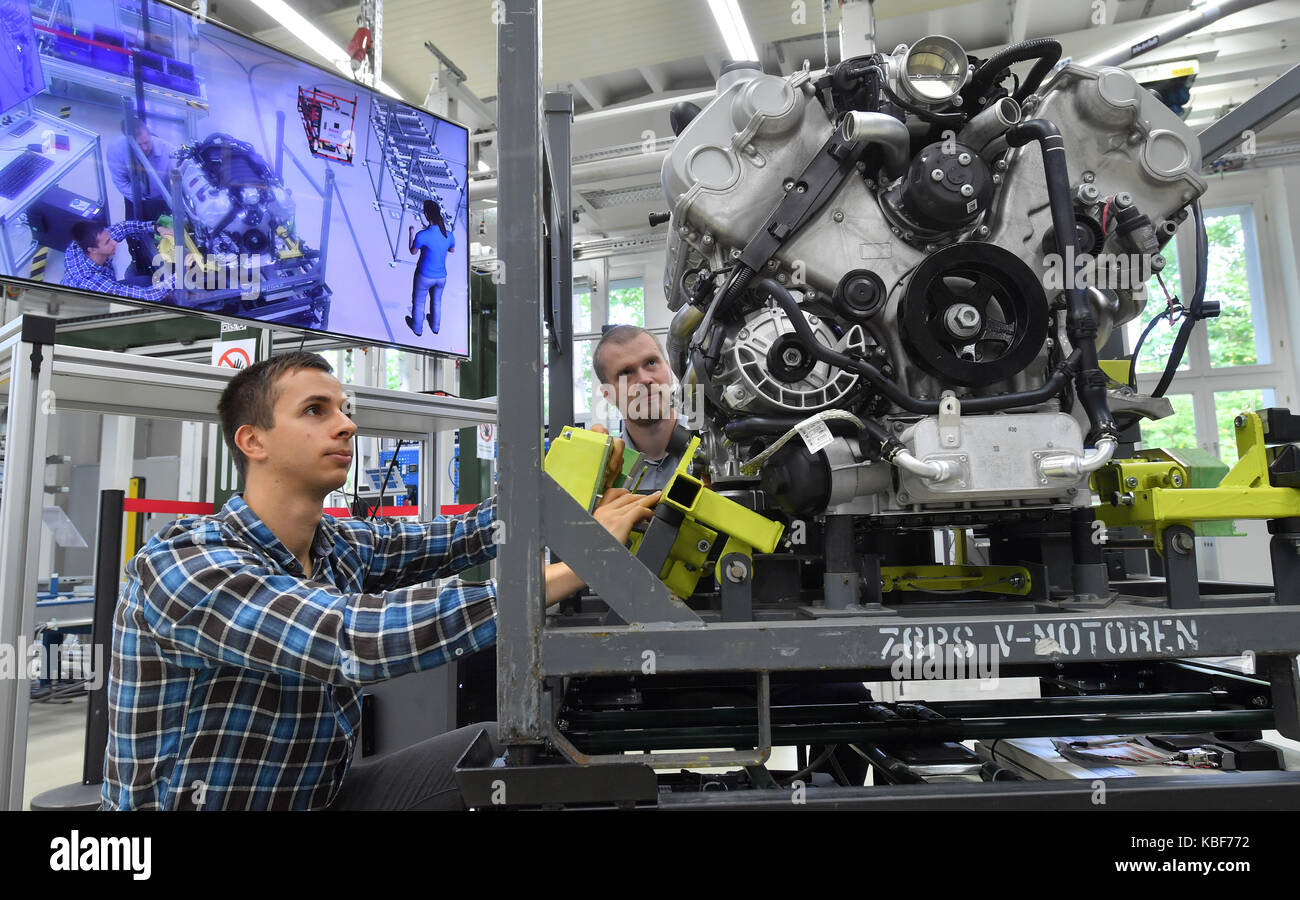 The scientific assistants Hendrik Unger (l) and Frank Boerner position ...