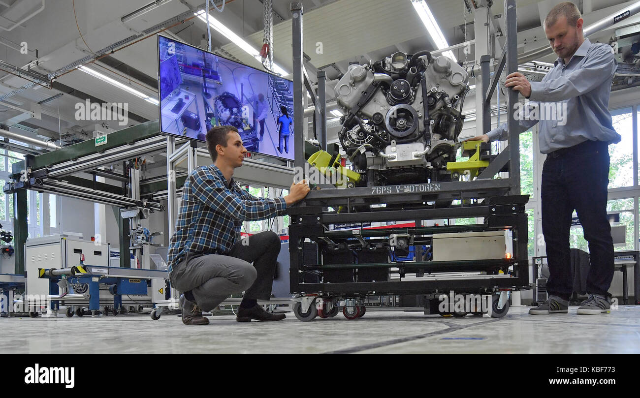 The scientific assistants Hendrik Unger (l) and Frank Boerner position ...