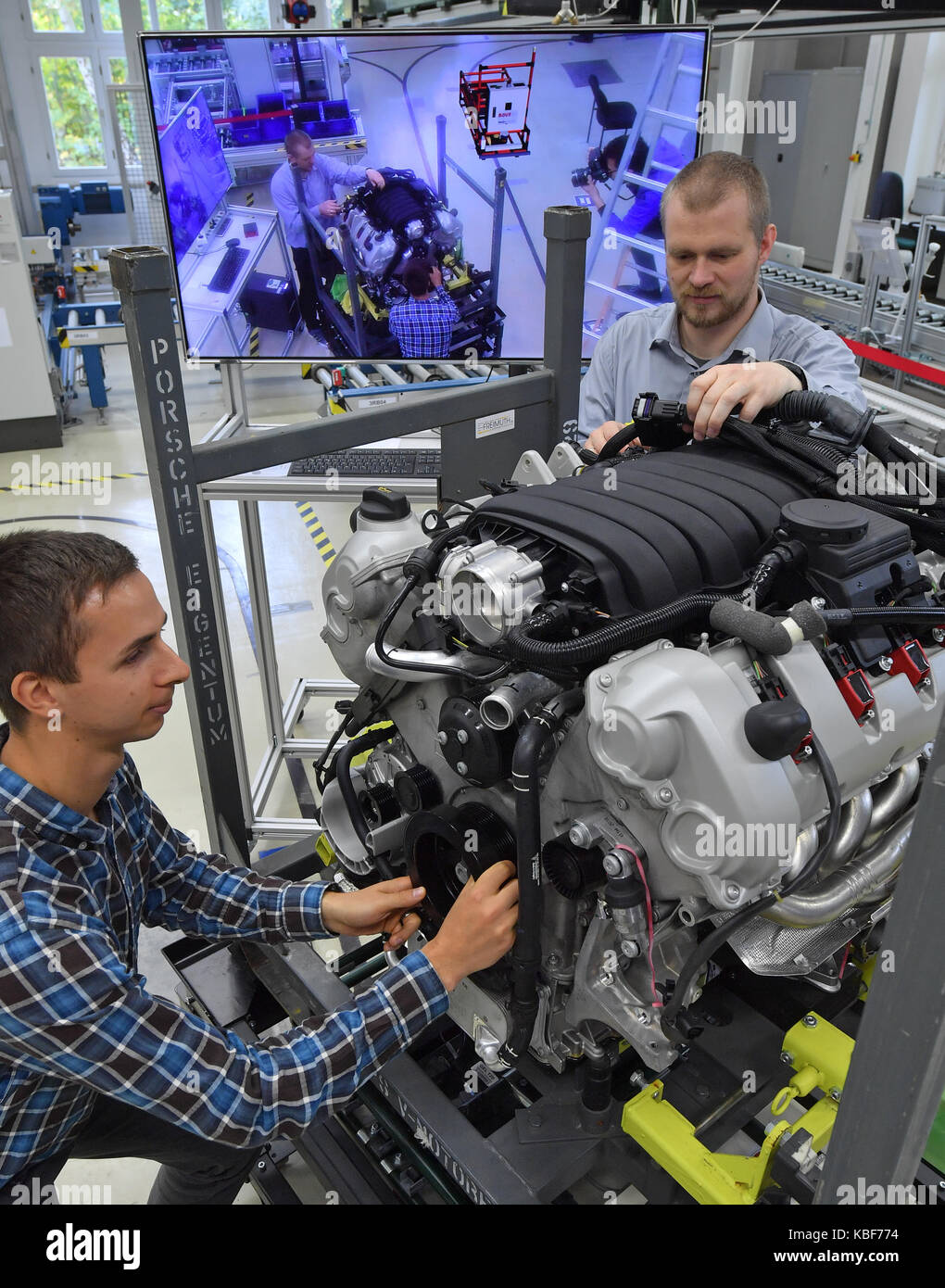 The scientific assistants Hendrik Unger (l) and Frank Boerner position ...