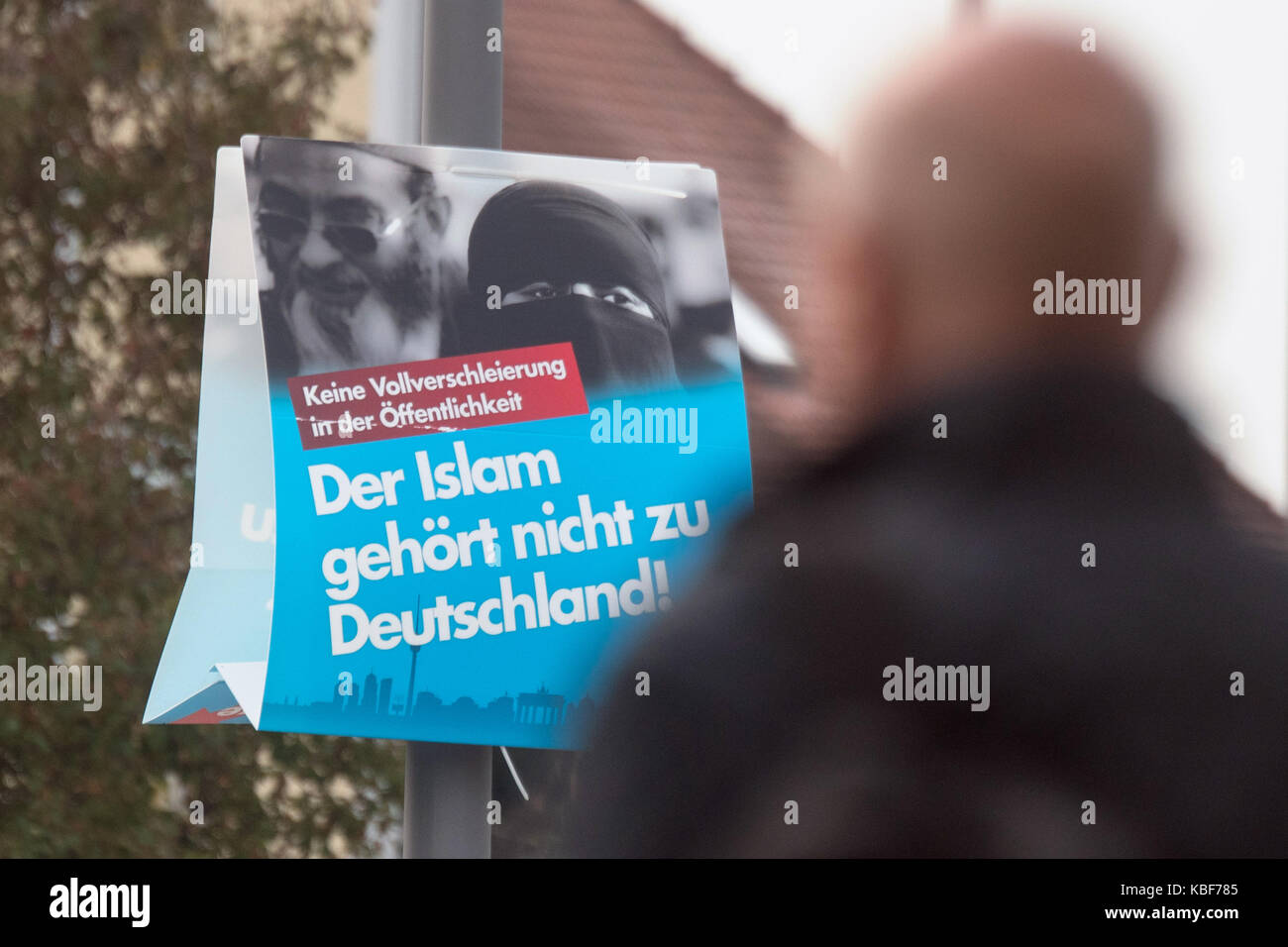 Deggendorf, Germany. 27th Sep, 2017. A campaing poster of the AfD party ...