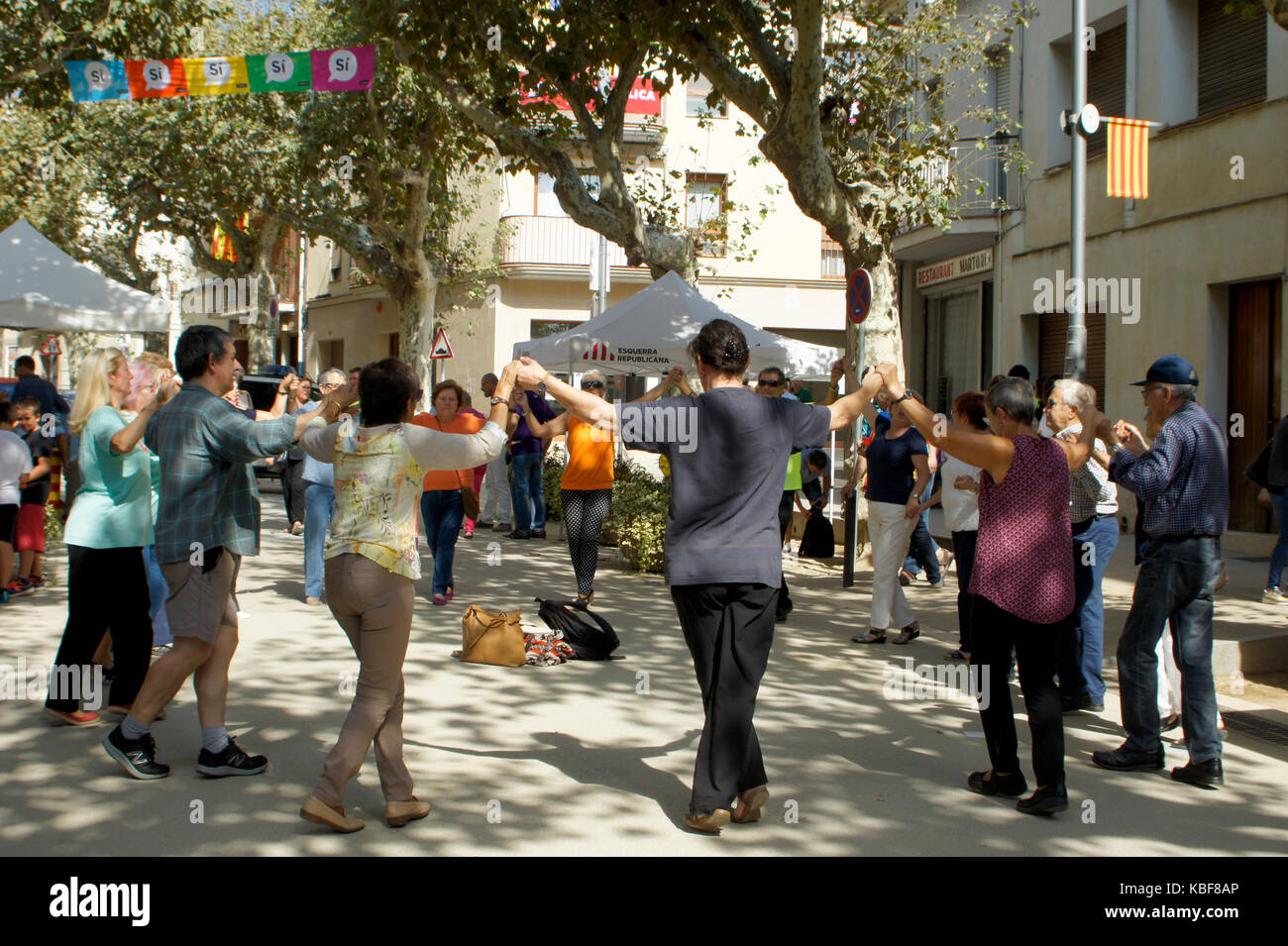 People dance the 'Sardana', a traditional Catalan dance, in Arenys de ...