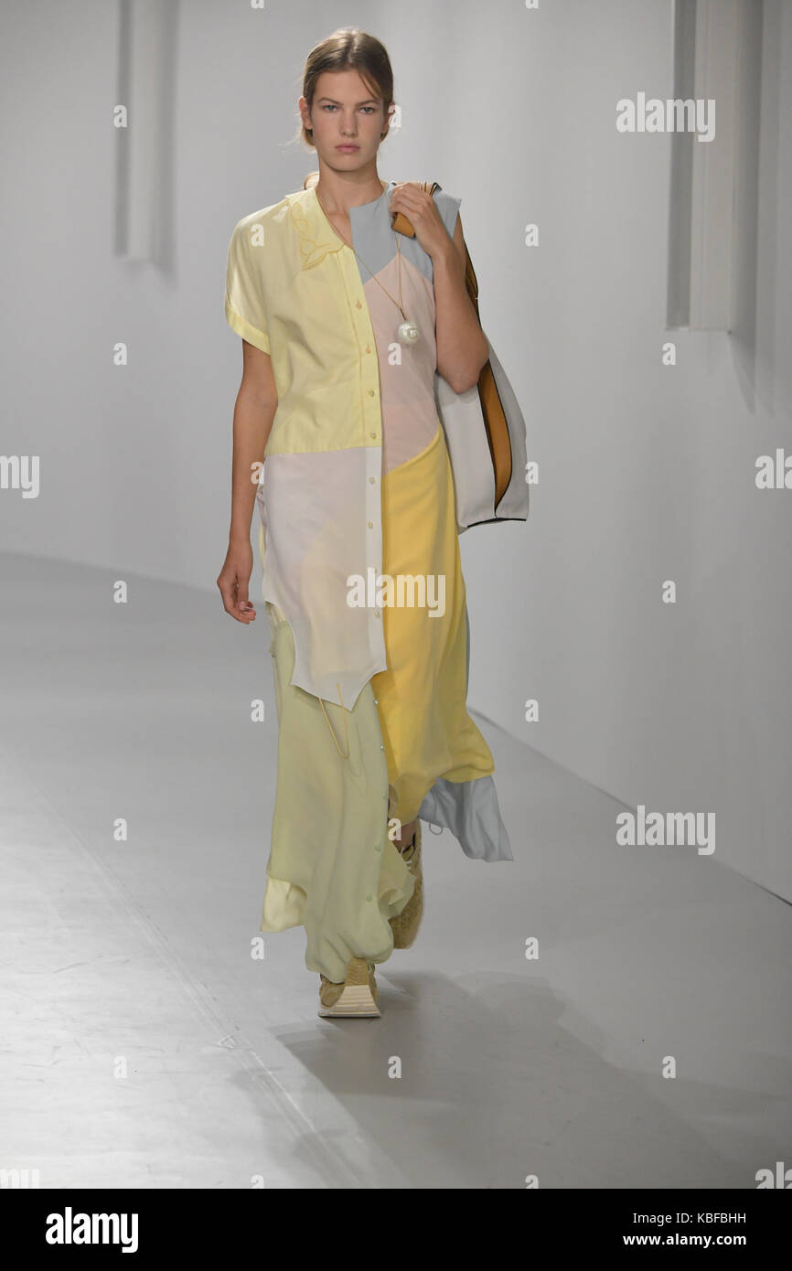 Paris, France. 29th Sep, 2017. A model presents a creation of Loewe ...