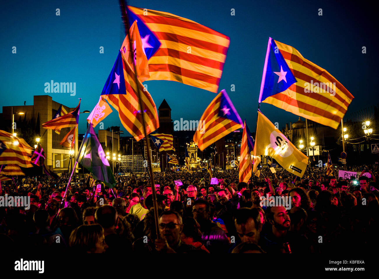 Barcelona, Spain. 29th Sep, 2017. Catalan separatists wave 'Estelada ...
