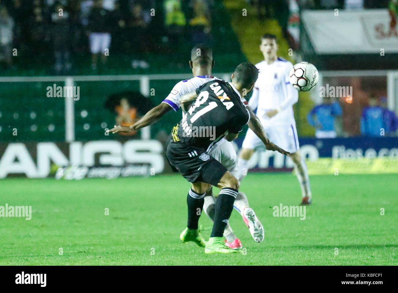 FLORIAN'POLIS, SC - 29.09.2017: FIGUEIRENSE X PARANÁ - João Lucas do Figueirense and Igor do ...