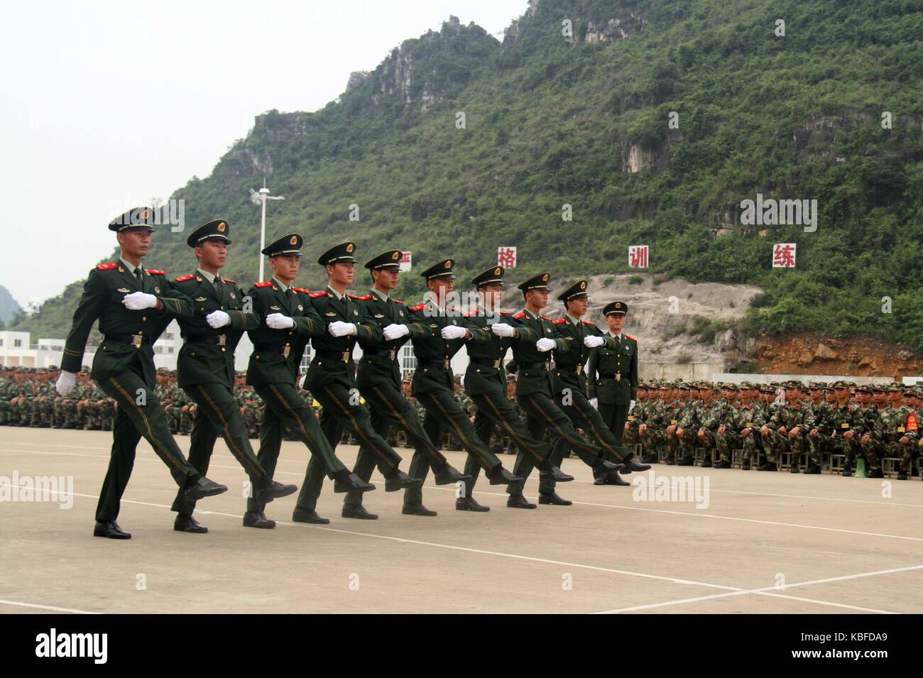 Chongzuo, China. 29th Sep, 2017. New soldiers receive military training ...