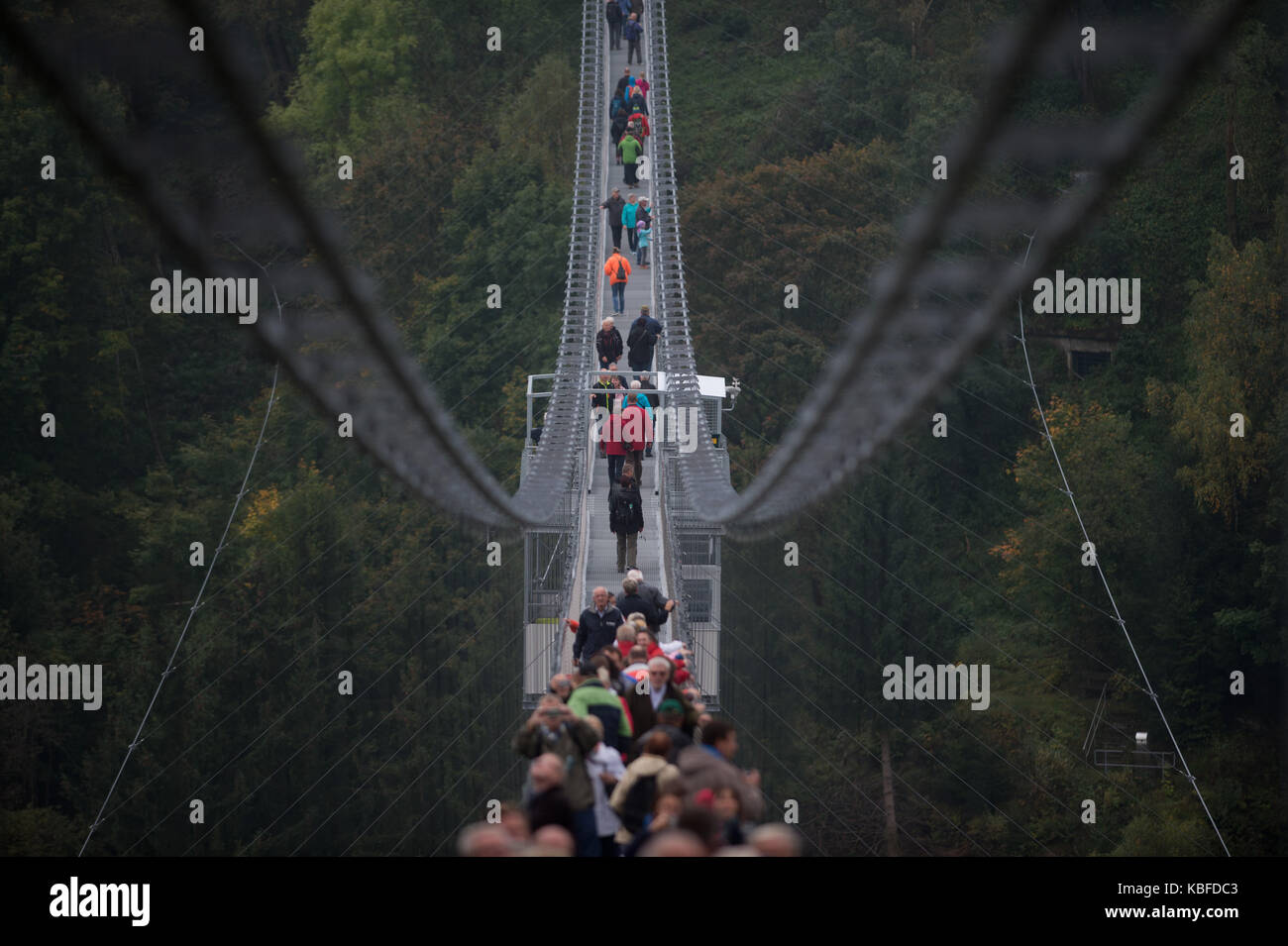 Wendefurth, Germany. 26th Sep, 2017. Visitors walk over a hanging rope ...