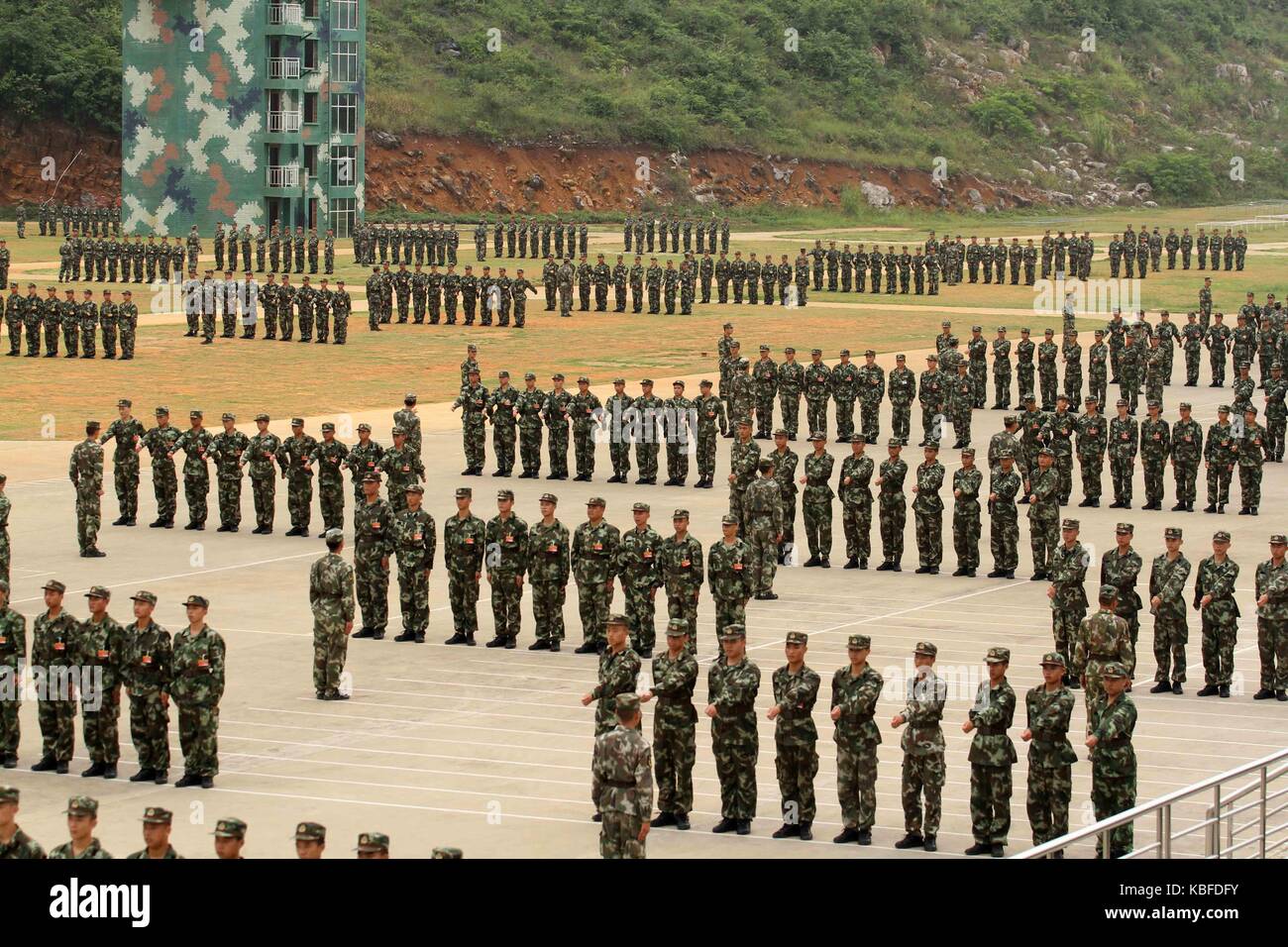 Chongzuo, China. 29th Sep, 2017. New soldiers receive military training ...