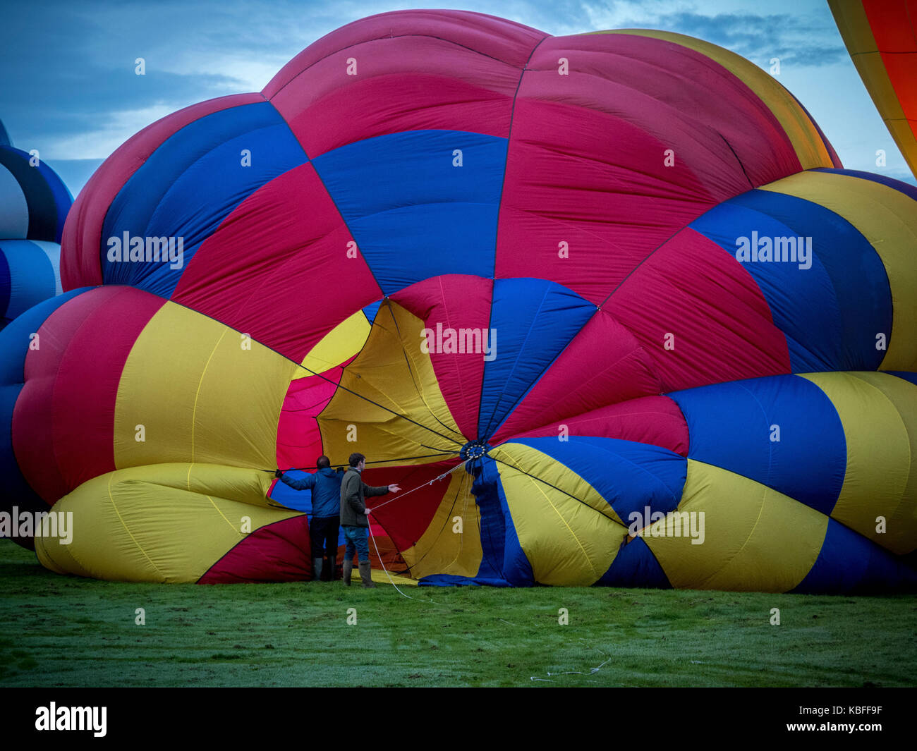 Crew tensioning the crown rope hi-res stock photography and images - Alamy