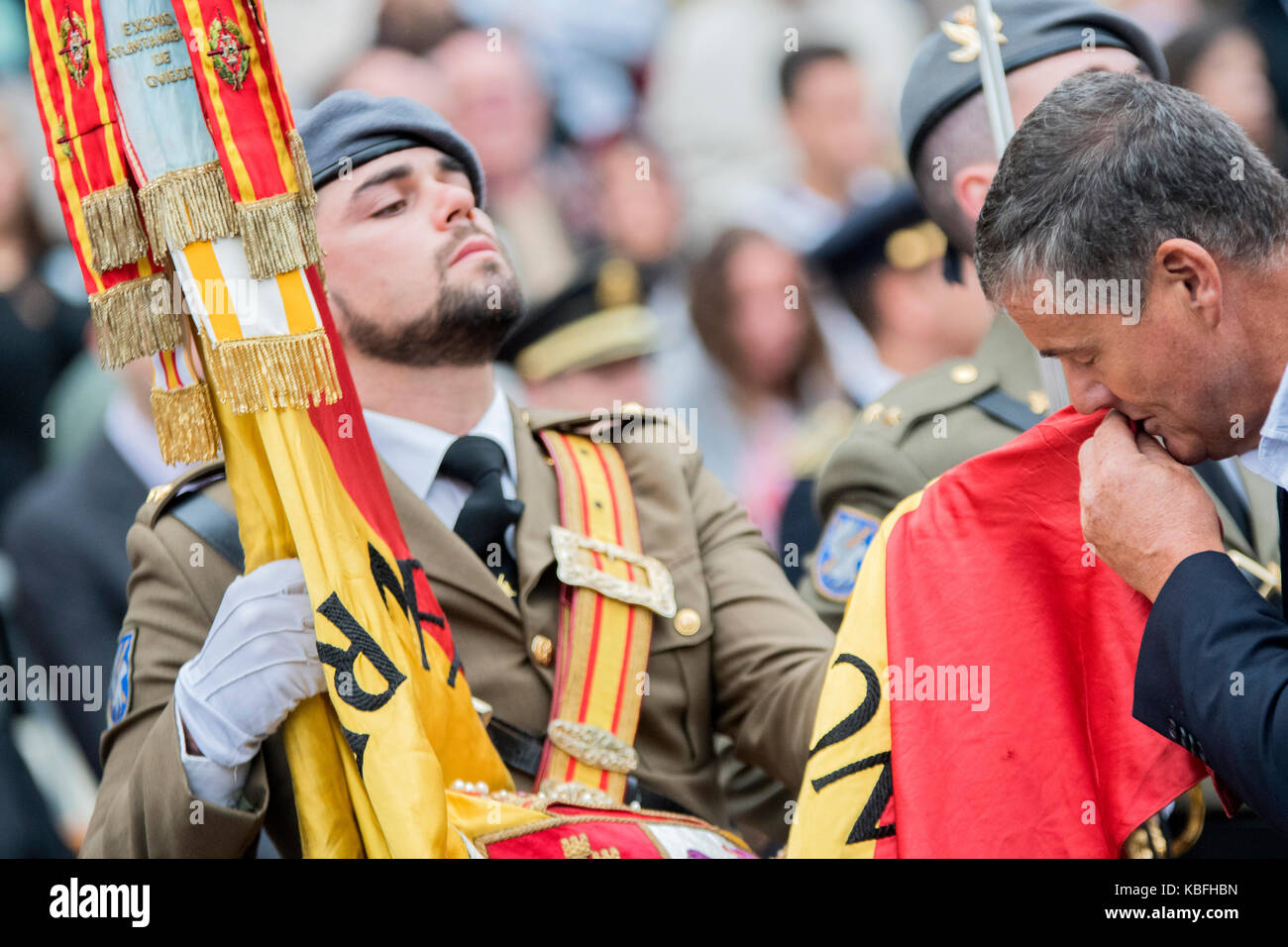Siero, Spain. 30th September, 2017. A man kisses the Spanish flag ...