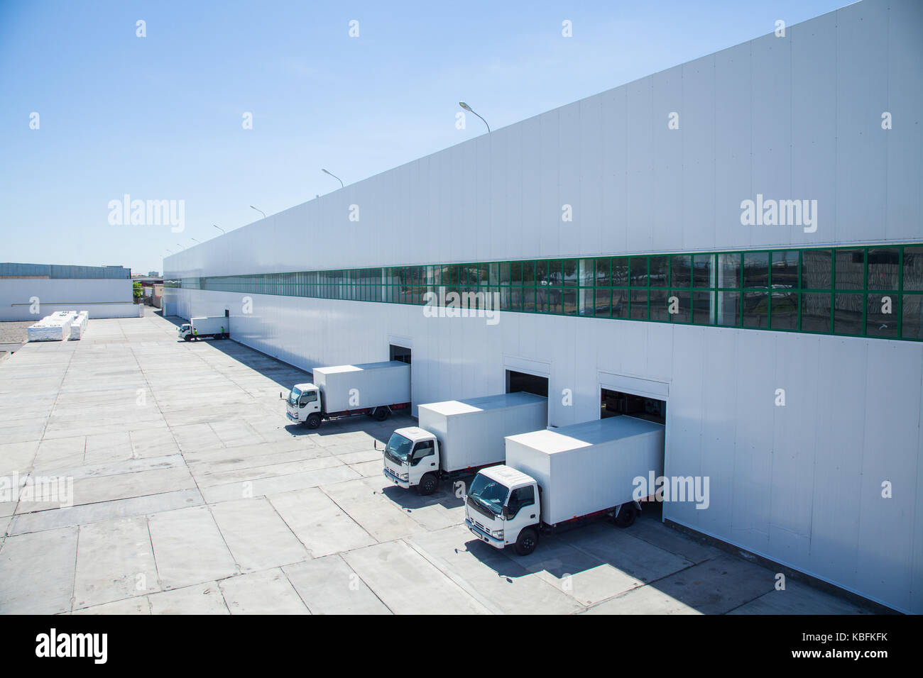 Warehouse exterior with lorry hi-res stock photography and images - Alamy