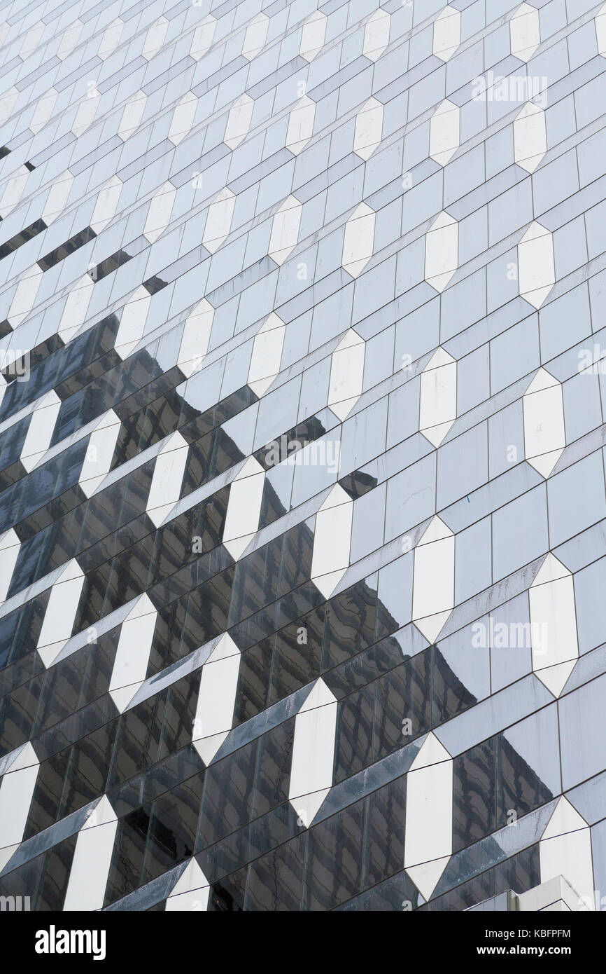 Glass skyscraper nyc hi-res stock photography and images - Alamy