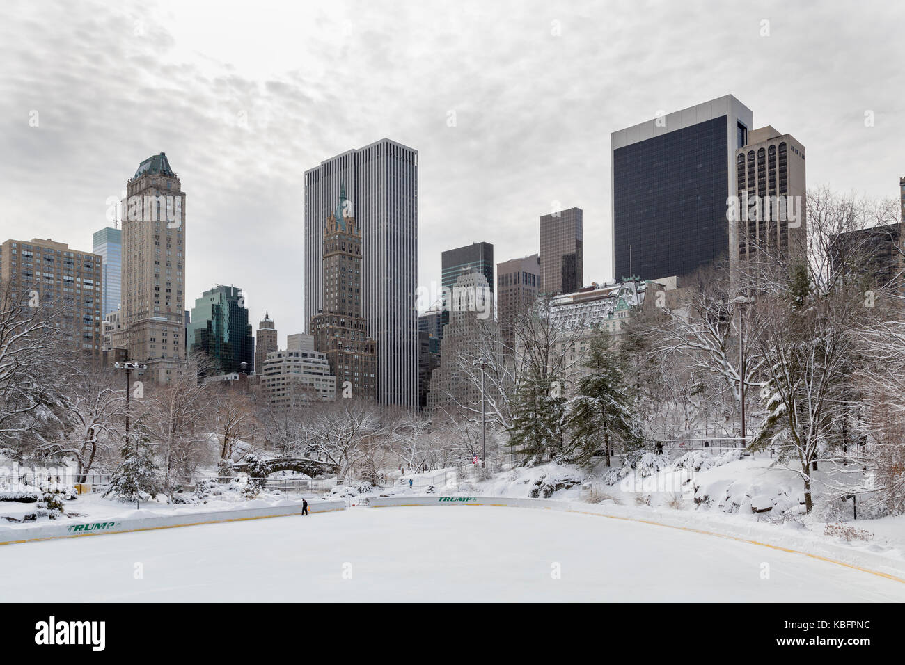Central Park, Manhattan, New York in winter with snow and skyscrapers ...