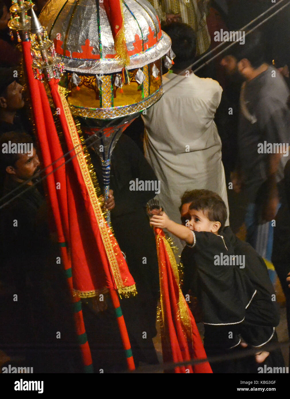 Hyderabad, Pakistan. 29th Sep, 2017. A child touches the Alam Pak ...