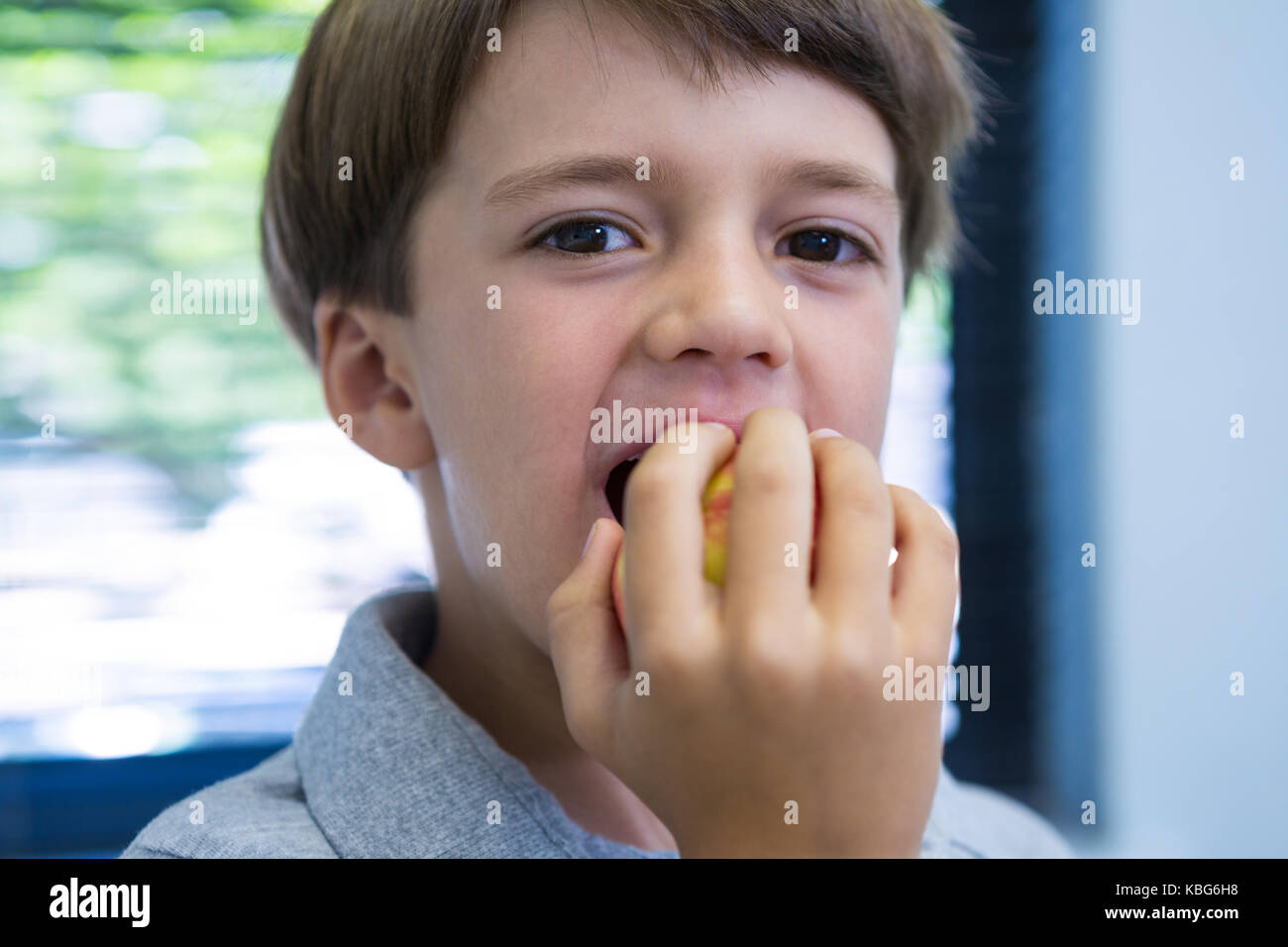 Boy with apple hi-res stock photography and images - Alamy