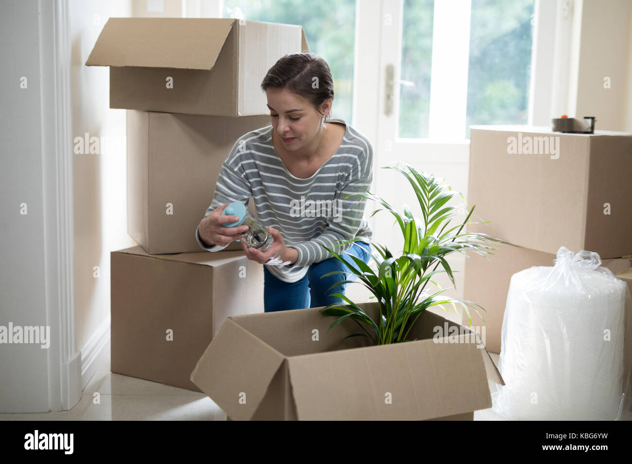 Opening cardboard boxes hi-res stock photography and images - Alamy